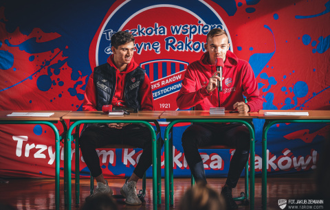 Ben i Xavier w ogniu pytań | Czerwona-niebieska lekcja w Cisiu - Raków ...