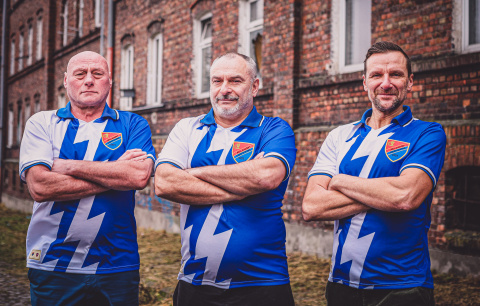 NOŚ HISTORIĘ, KTÓRĄ KOCHASZ! | KOSZULKI RETRO DOSTĘPNE W RAKÓW FANSTORE ...